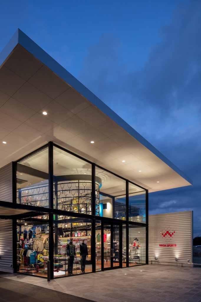 WADA SPORTS Store Building Design Case Study (Himeji, Hyogo ...